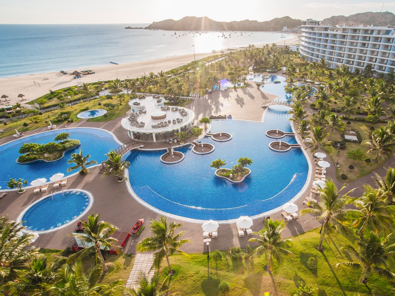 League Of Resorts – Lead of race servication